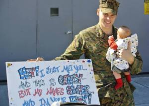 20 Heartwarming Photos of Soldiers Meeting Their Babies for the First ...