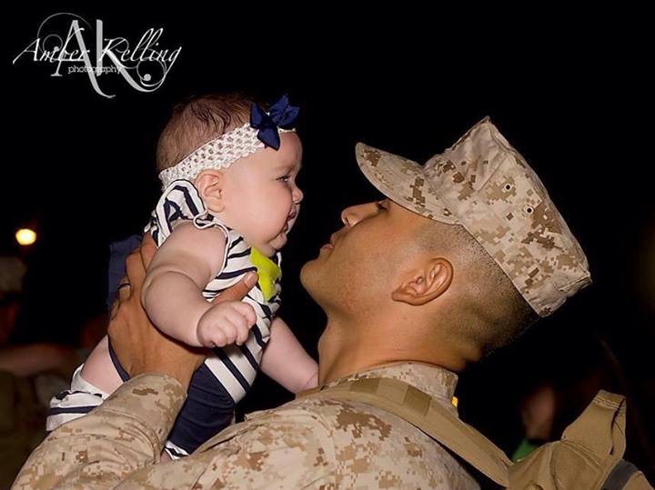 20 Heartwarming Photos of Soldiers Meeting Their Babies for the First ...
