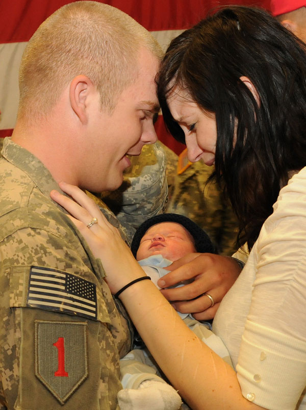 20 Heartwarming Photos of Soldiers Meeting Their Babies for the First ...